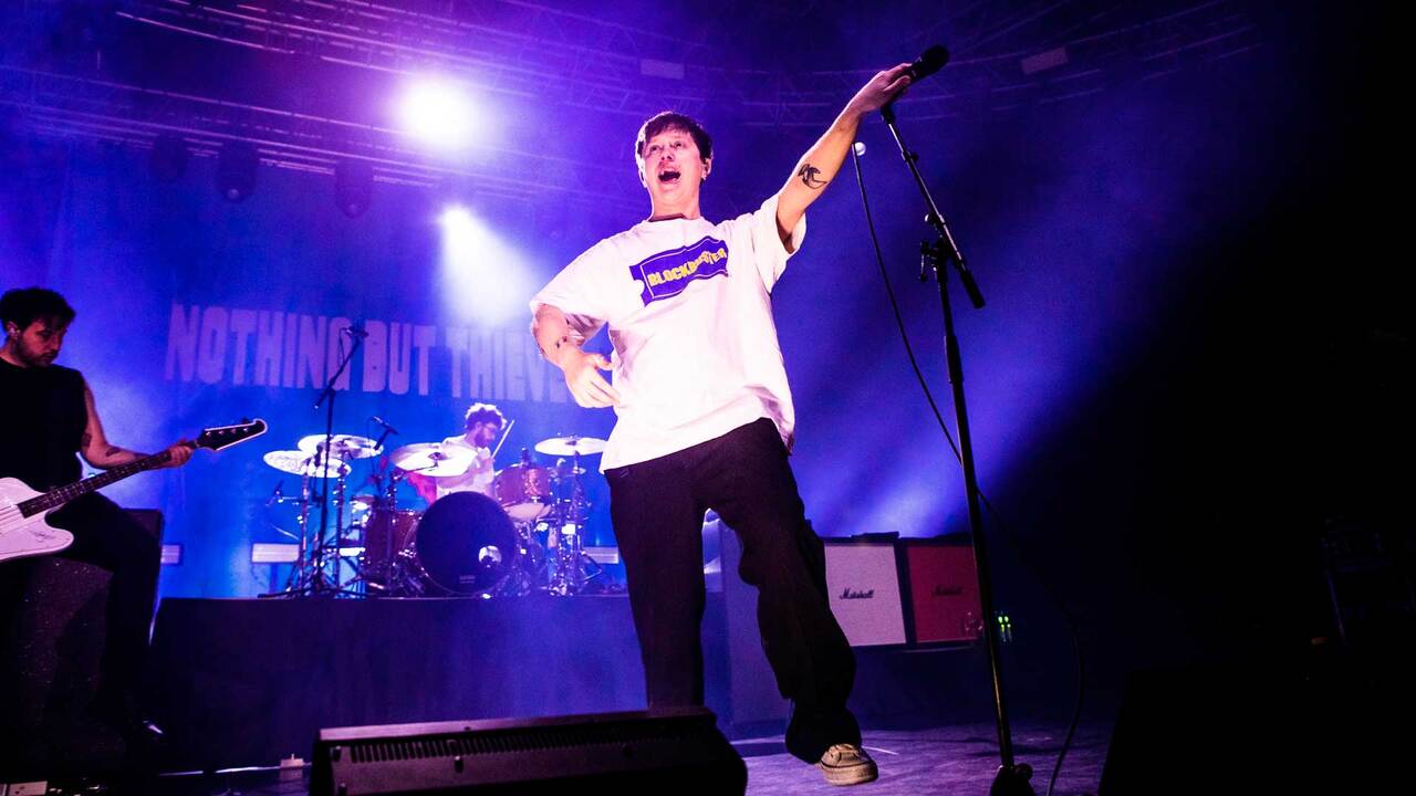 Рок-группа Nothing But Thieves выпустила четвертый альбом Dead Club ...