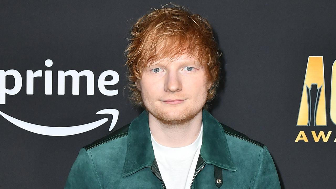 Певец Эд Ширан поработал продавцом хот-догов в ресторане, где принято оскорблять клиентов - Звук