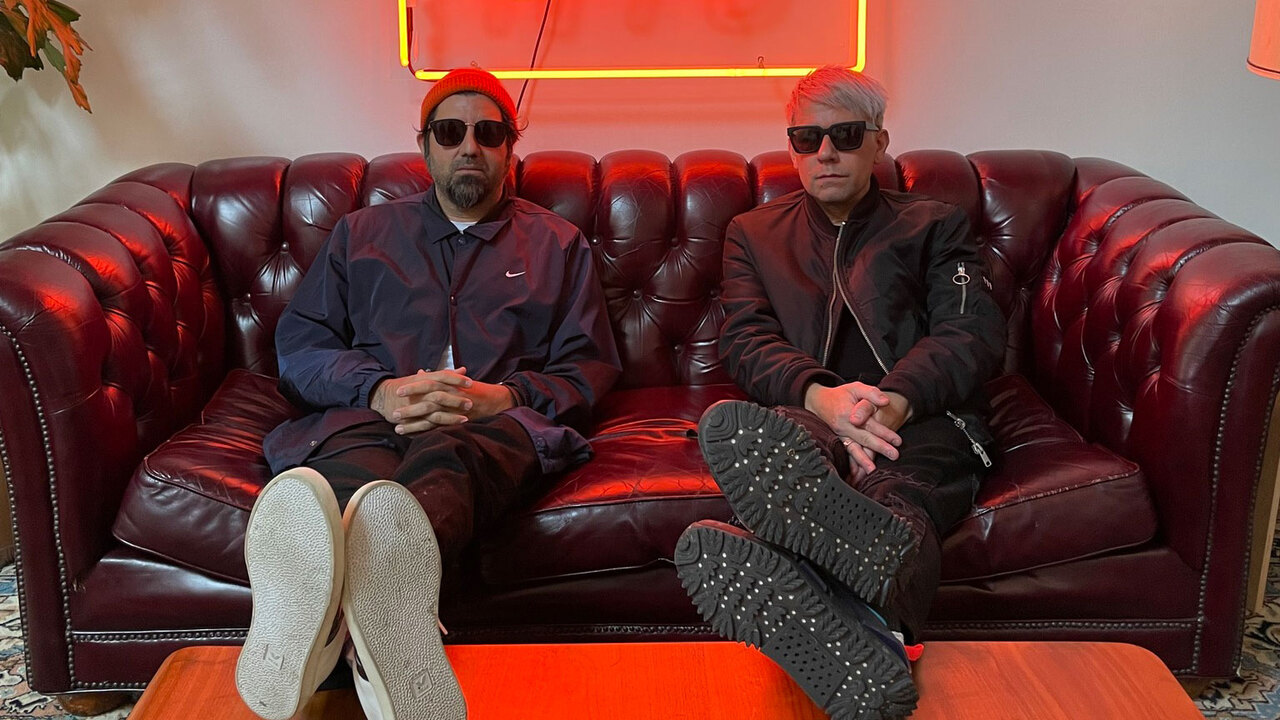 Группа ††† (Crosses) выпустила синглы Light As A Feather и Ghost Ride ...