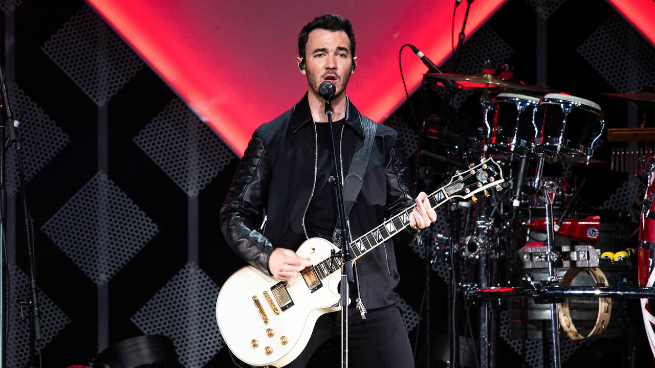 Кевин из Jonas Brothers продолжит тур после перенесенной из-за рака ...